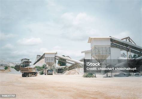 석회석 채석장의 프론트 엔드 로더 석재 분쇄 기계의 전체적인 모습 채석장용 광산 장비 0명에 대한 스톡 사진 및 기타 이미지 0명 Performing Arts