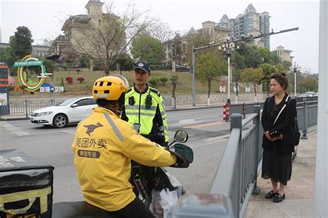 自贡沿滩交警 为骑手现场上安全课 市州 四川法治报