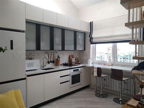 Современная кухня без ручек с профилем Гола Gola Форест 31