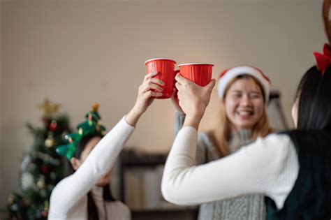 휴일 복장을 한 동료들과 함께 음료와 쾌활한 분위기를 즐기는 축제 사무실 크리스마스 파티 축하 3 명에 대한 스톡 사진 및 기타