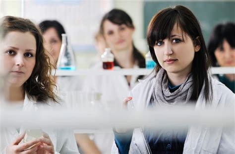 Groupe D étudiants De Jeune Femme Dans Un Laboratoire De Chimie
