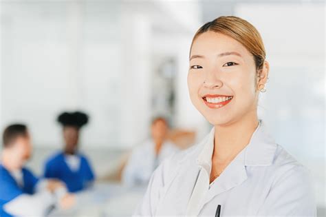 행복한 아시아 인 의사 여성 직장에서 미소 의료 팀과의 만남 병원 사무실에서 회의실에서 행복한 표정을 지은 의료 종사자 흐릿한