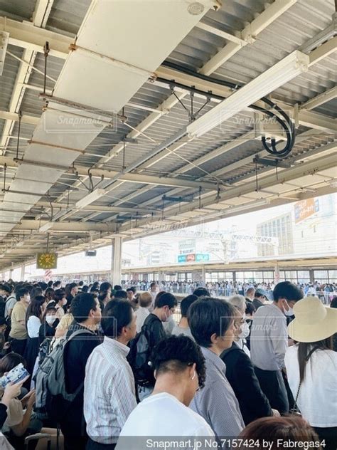 混雑した駅のホームの写真・画像素材 7157424 Snapmart（スナップマート）