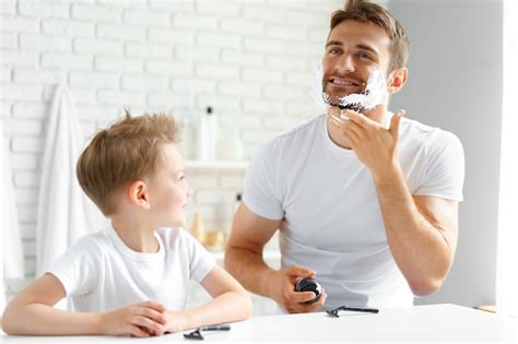 Padre Le Enseña A Su Pequeño Hijo Cómo Afeitarse La Cara En El Baño