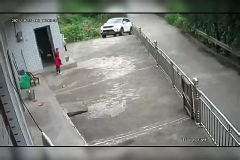提新车还是要选好日子，监控拍下男司机还没上车牌，把新车变事故车新车车牌好日子