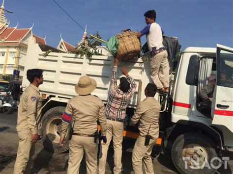 អាជ្ញាធរ ខណ្ឌ ច្បារអំពៅ ចុះ ប្រមូល សំរាម ក្រោយពេល កម្មករ ស៊ិន ទ្រី ធ្វើកូដកម្ម Tnaot