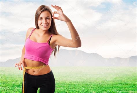 Deportiva joven medición de peso