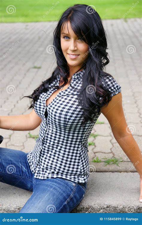Attraktive Junge Frau Mit Dem Schwarzen Haar Stockbild Bild Von Jeans
