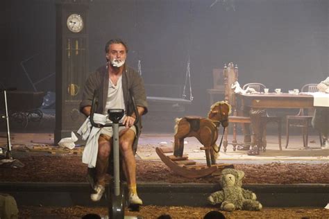Priča o destrukciji jedne porodice Urnebesna tragedija premijerno u Narodnom pozorištu