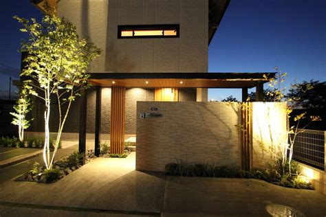 Ykk Apの雨よけ玄関屋根と目隠し門塀と植栽がおしゃれな外構施工例（坂戸市） 川越の外構・エクステリアは全国トップレベルの受賞歴を誇る