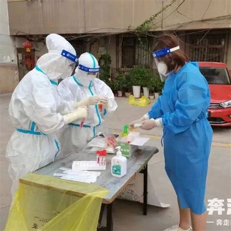 并肩抗击疫情疫线夫妻的浪漫隔着防护服互相点头鼓劲 王瑞 张骞 社区