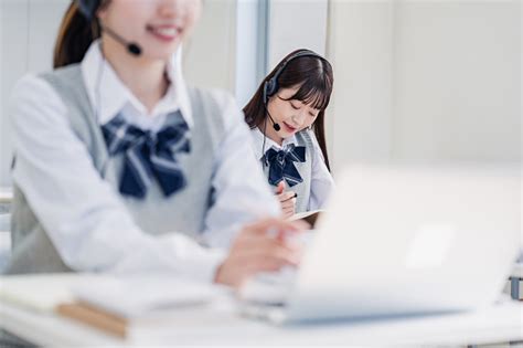 수업 시간에 노트북 컴퓨터를 사용하는 여고생 20 24세에 대한 스톡 사진 및 기타 이미지 20 24세 25 29세 2명