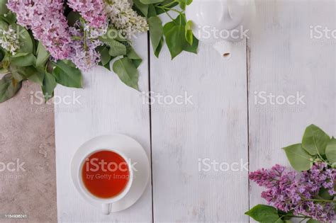 화이트 그린 나무 보드의 배경에 대 한 차 세트와 꽃 장식 라일락 꽃과 텍스트 아래 장소 빈티지 배경 평평한 누워 칼 0명에