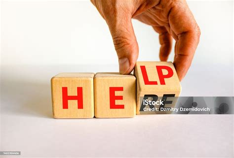도움말은 여기에 지원 기호입니다 사업가는 나무 큐브를 돌리고 개념 단어 도움말을 여기로 변경합니다 아름다운 흰색 테이블 흰색