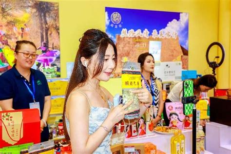 喀什地区代表团来第六届对口地区特色商品展销会了这些产品让人爱了爱了