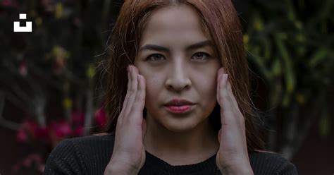 Una Mujer Con Las Manos En La Cara Foto Imagen De Chica De Moda