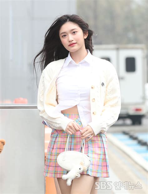 [e포토] 아이브 이서 셔츠 단추를 풀고 샤랄라