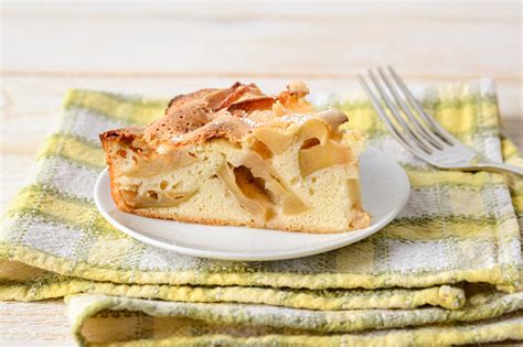 노란색 녹색 체크 무늬 테이블 냅킨 위에 흰색 접시에 달콤하고 새콤한 사과 파이의 큰 조각 달콤한 수제 베이킹을위한 쉬운 조리법 아침 식사 페이스트리 사과에 대한 스톡 사진