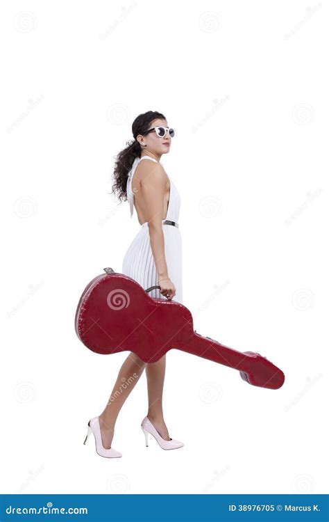 Mujer Joven Que Presenta Con La Caja De La Guitarra Imagen De Archivo
