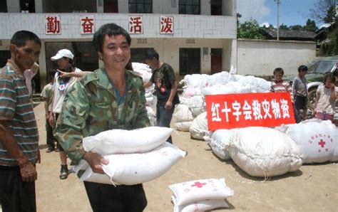 云南盈江震区群众领到应急大米