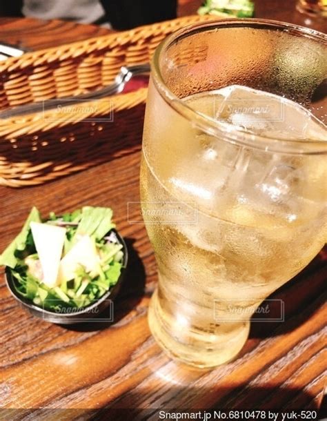 木のテーブルの上のビールのグラスの写真・画像素材 6810478 Snapmart（スナップマート）