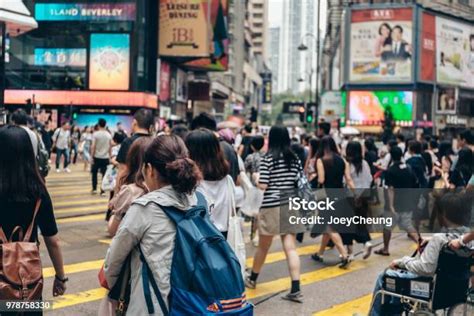홍콩 섬에 바쁜 코즈웨이 베이 쇼핑 지구에서 거리를 교차 하는 사람들 2018년에 대한 스톡 사진 및 기타 이미지 2018년