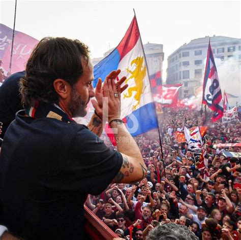 Il Genoa Batte L Ascoli 2 1 Conquista La Promozione Ed Esplode La