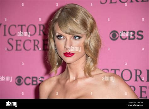 Taylor Swift Poses For Photographers Upon Arrival At The Victorias