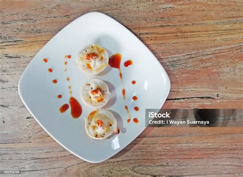 전통적인 발리 인도네시아 디저트 이름 Kue Laklak은 나무 배경에 흰색 접시에 제공됩니다 0명에 대한 스톡 사진 및 기타