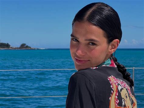 direito a estrelinha na praia Bruna Marquezine abre álbum de fotos
