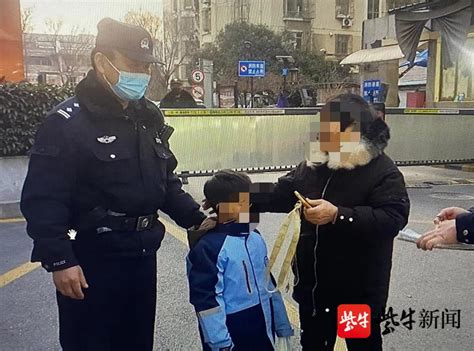 老太带7岁孙子坐公交，中途自己下车将孩子忘了