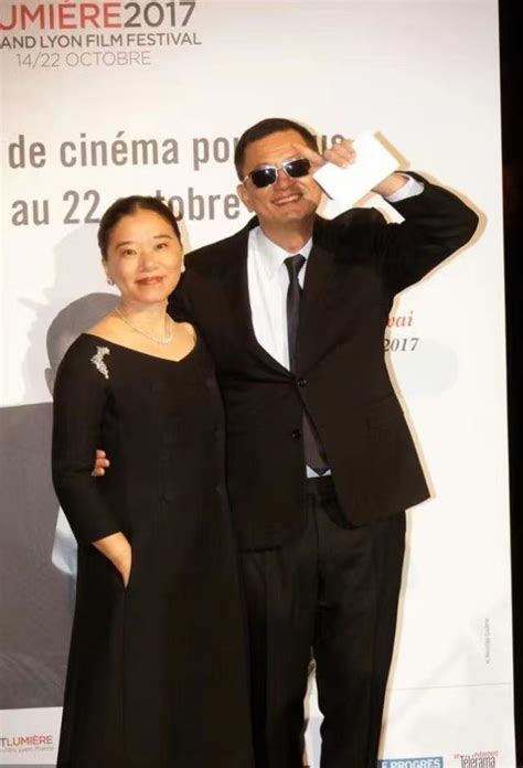 王家衛攜妻現身甜蜜撒糖，兩人情侶裝現身頒獎典禮，羨煞旁人 每日頭條