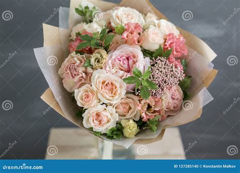 Ramalhete No Papel De Embalagem Um Ramalhete Simples Das Flores E Dos Verdes Foto De Stock