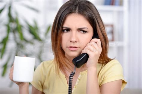 快乐免抠元素 年轻快乐的女人坐在家里的沙发上。 素材免费下载 626像素 格式 编号68673558 千图网