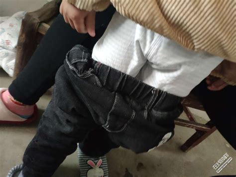 男孩尿湿牛仔裤男孩尿裤子尿湿牛仔裤 伤感说说吧