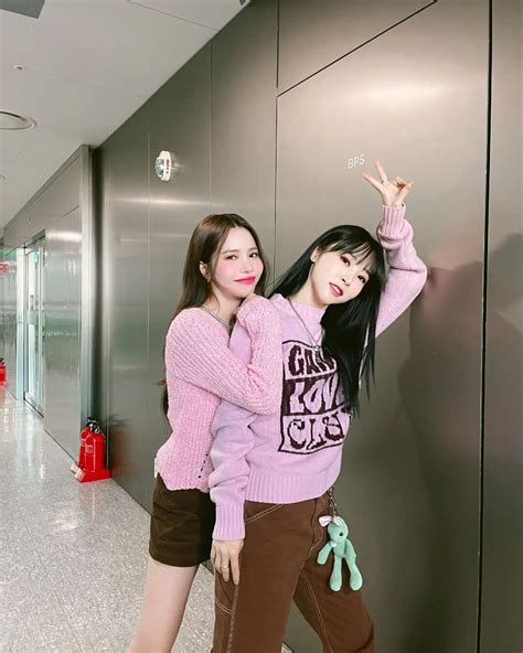 230202 Mamamoo Solar Instagram Update With Moonbyul Kpopping
