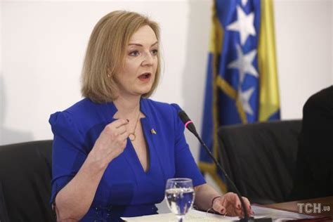 З синьо жовтим прапором на грудях міністерка закордонних справ Великої Британії на