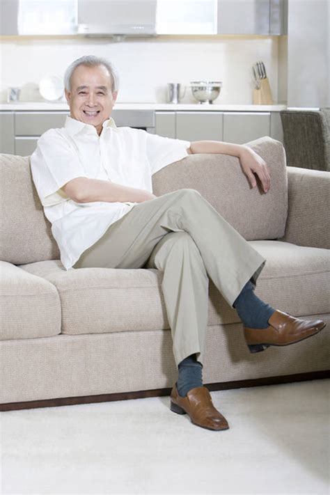东方人老年人家庭家客厅笑微笑露齿笑竖图室内白天侧面快乐厨房沙发北京中国亚洲二郎腿注视白色观察看