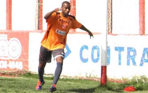 Fonseca treina bola parada e divulga relacionados para duelo de sábado