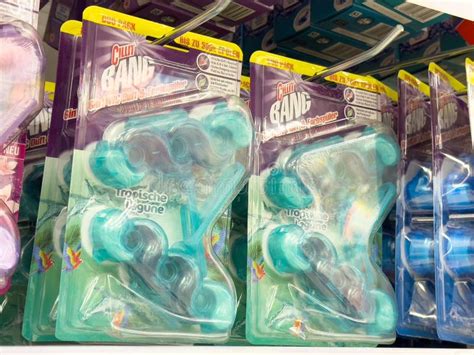 Productos De Limpieza En El Estante De La Tienda Limpiador De