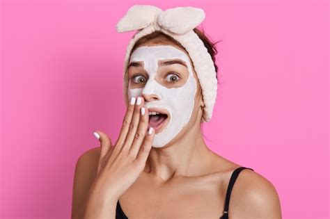 Portrait De Femme étonnée Aux Yeux Ronds Surpris Et Bouche Ouverte