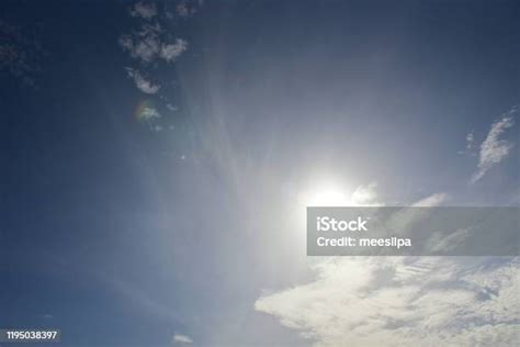青い空白い雲白い背景美しい空と雲の午後 ふわふわのストックフォトや画像を多数ご用意 ふわふわ まぶしい ケーブル線 Istock