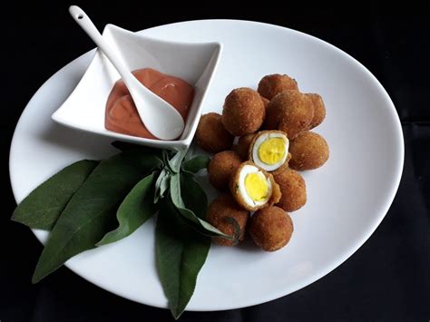 Uova di quaglia in croccante panatura serviti con salsa cocktail Salsa ...