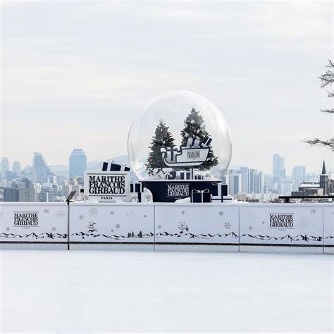 Vogue Korea 광고 마리떼 프랑소와 저버marithekr가 12월 1일 서울의 랜드마크인 그랜드 하얏트 서울에서 특별한 홀리데이 아이스 링크를