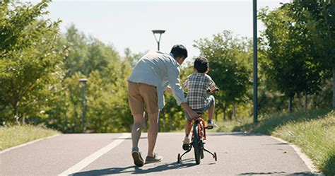父亲教儿子骑自行车 原创广告视频素材 蓝牛仔