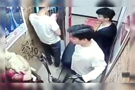 男子推电动车上楼充电，刚进电梯电瓶就起火，浓烟滚滚瞬间爆炸起火充电电瓶电梯