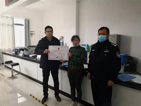 旅馆老板半天时间就拿到许可证，湖北谷城“一业一证”让经营者少跑腿审批部门女士