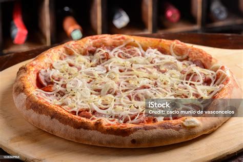 페퍼로니 소시지 피자와 양파를 나무 판에 얹습니다 브라질 피자 0명에 대한 스톡 사진 및 기타 이미지 0명 계피 달콤한 음식 Istock