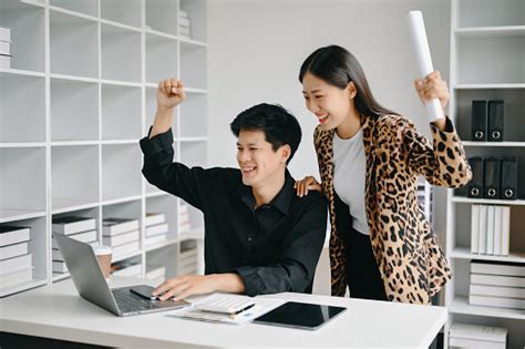 Tim Bisnis Muda Asia Pebisnis Kreatif Rekan Kerja Kerja Tim Merayakan