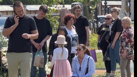 Муж и дети Анастасии Заворотнюк собрались на могиле актрисы 2 июня